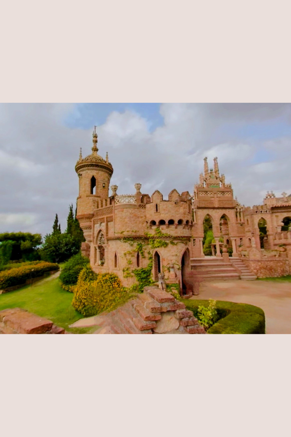 Experience the Beauty of Spanish Architecture in 360